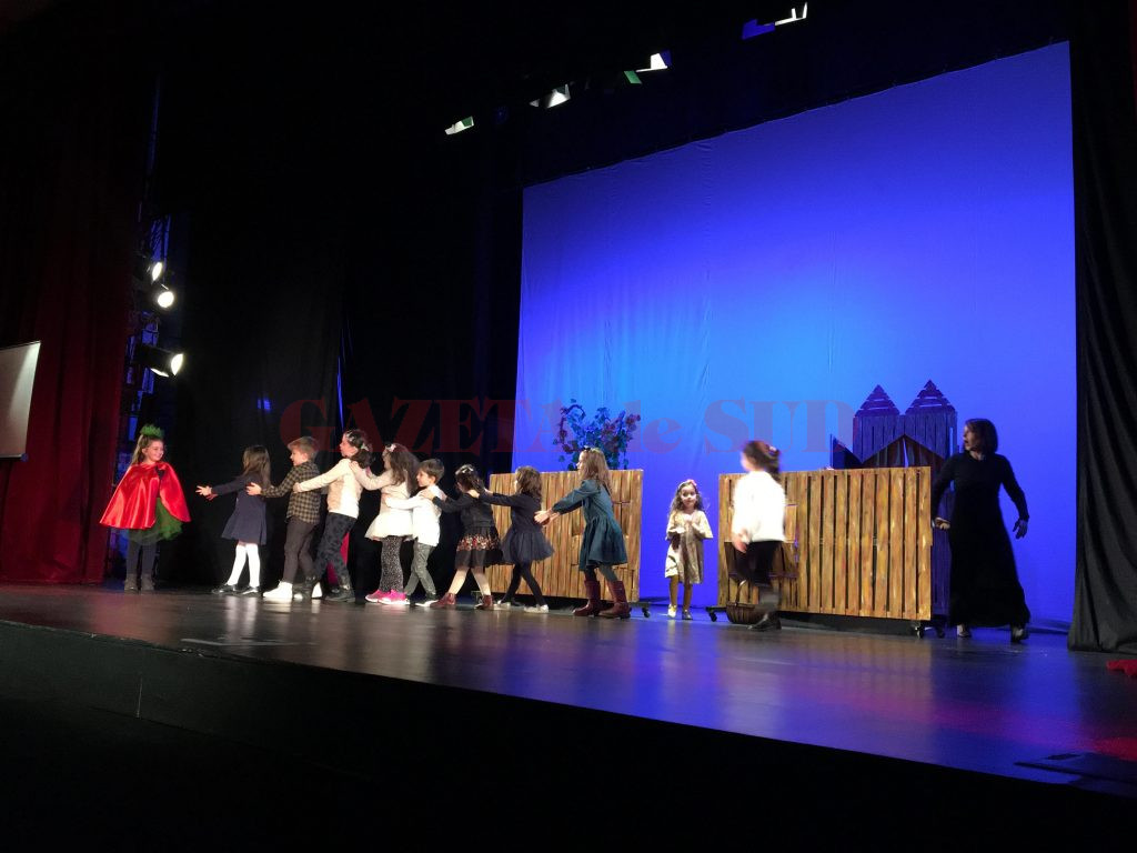 Ucenicii păpușari fac spectacol pe scena Teatrului Colibri Craiova ...