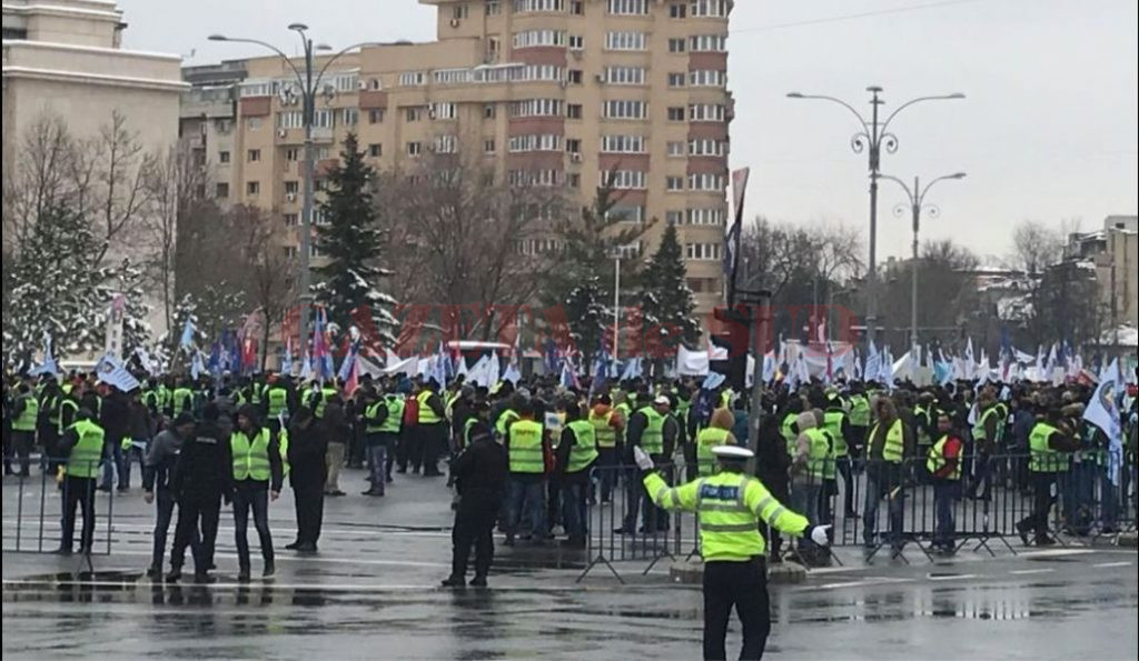 Poliţiştii și angajații din penitenciare protestează în fața ...