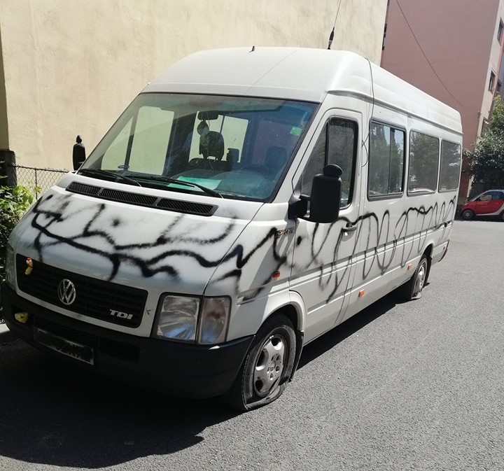 Microbuz vandalizat în Craioviţa Nouă - GAZETA de SUD