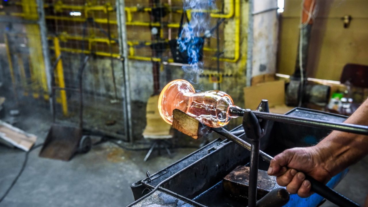 Ultima fabrică de sticlă din România și-a închis porțile după 400 de ...