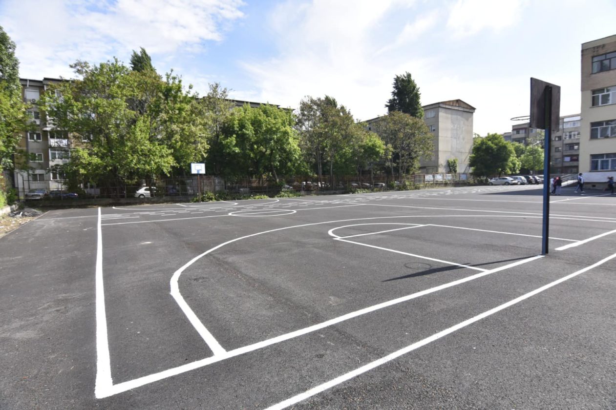 Primăria continuă operaţiunea „asfaltul din curtea şcolii“ - GdS