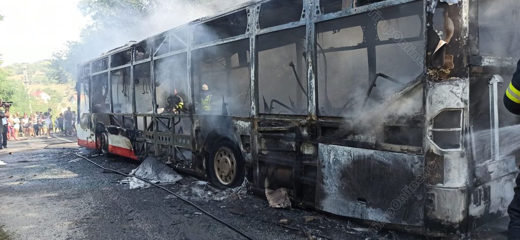 Un autobuz s-a făcut scrum după ce a luat foc din mers - GAZETA de SUD
