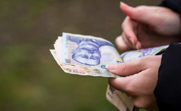 Femeie arestată după ce a găsit un card pierdut pe stradă și a scos ...