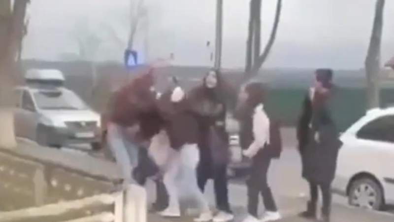 Două fete de 13 ani, bătute de mai multe adolescente - GAZETA de SUD