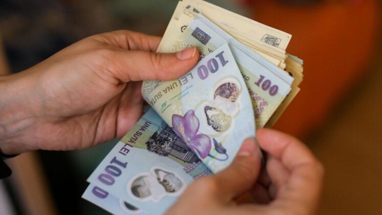 Pensionarii cu venituri mai mici de 2.574 lei vor primi în decembrie un ...
