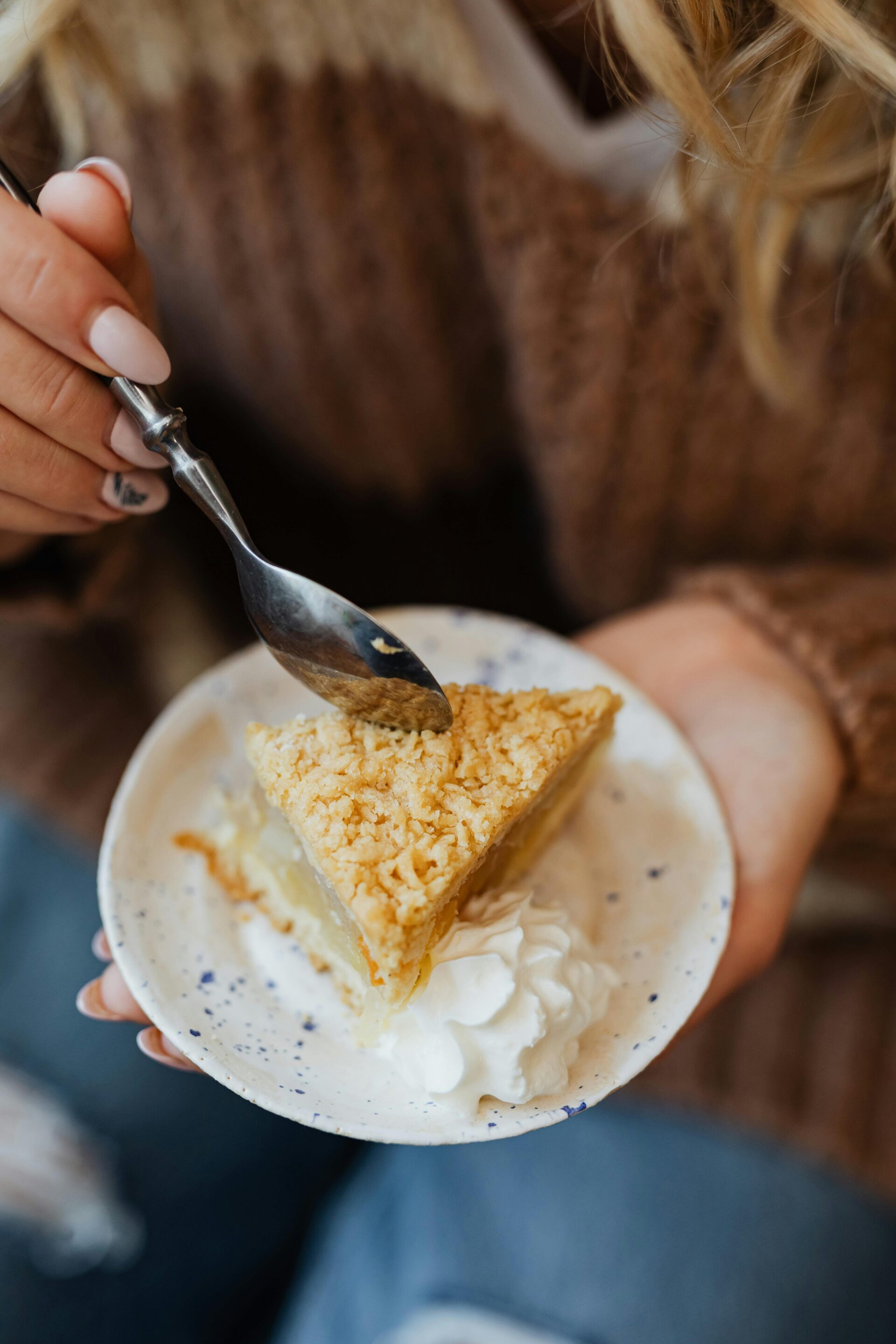 Deliciul Andreei – Desert rafinat cu mere, nuci și bezea