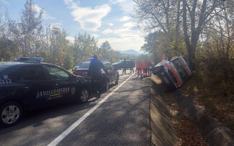 Șoferul unei ambulanțe cu pacient, rănit într-un accident rutier ...