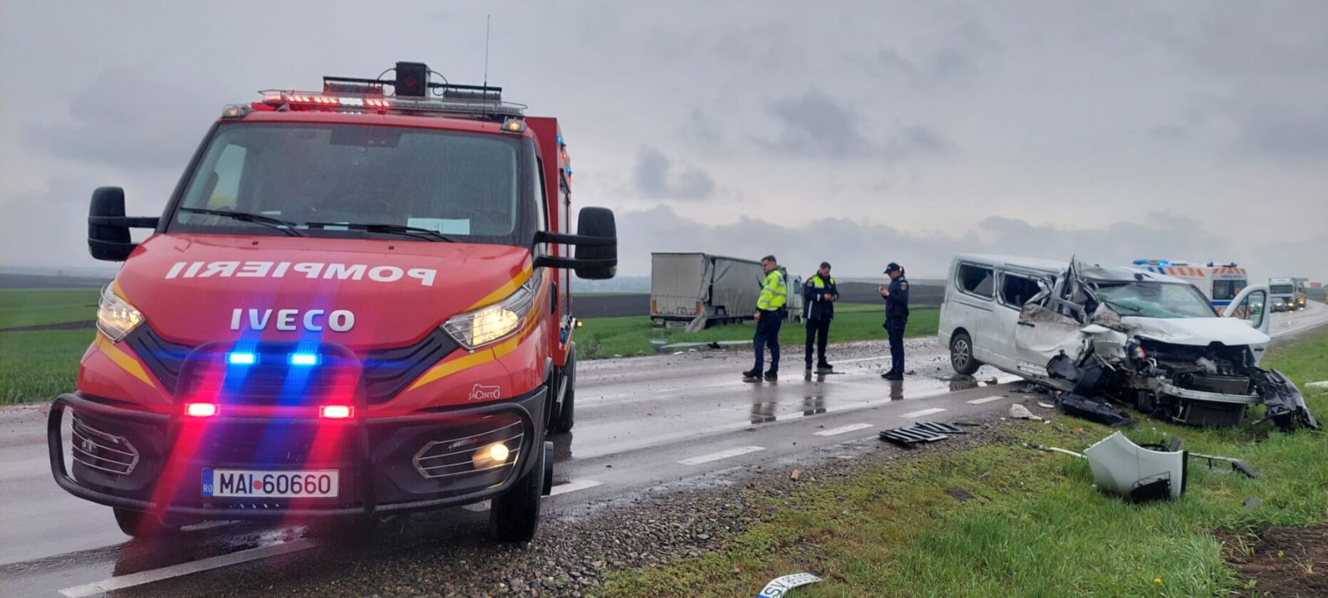 Doi adulți și un copil, răniți într-un accident în care au fost ...