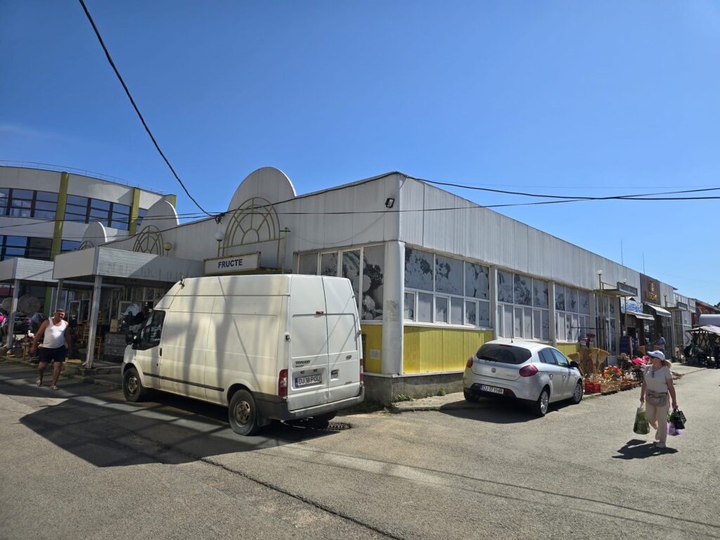 După ani de degradare, se modernizează hala de legume din Piața Centrală