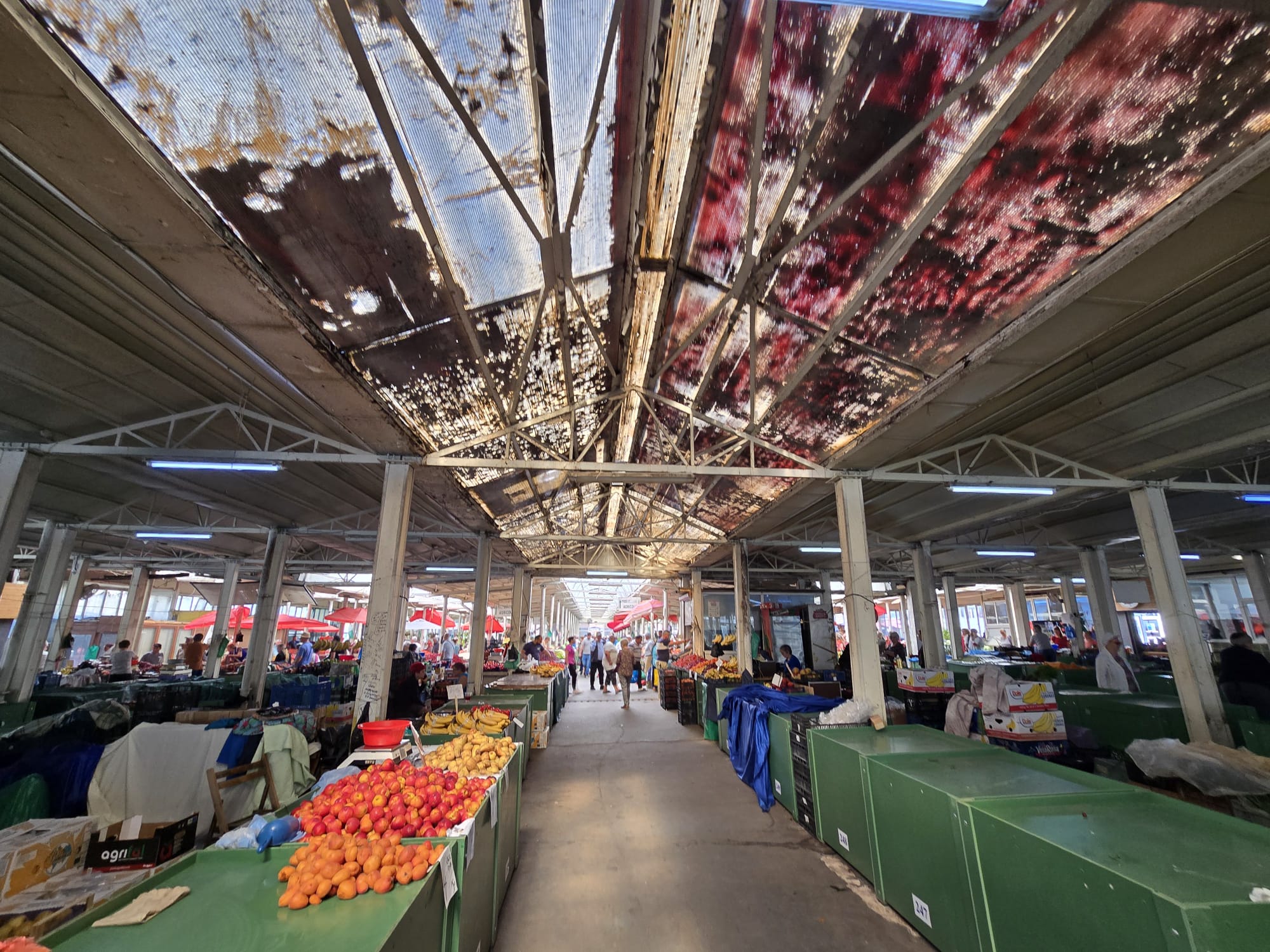 După ani de degradare, se modernizează hala de legume din Piața Centrală