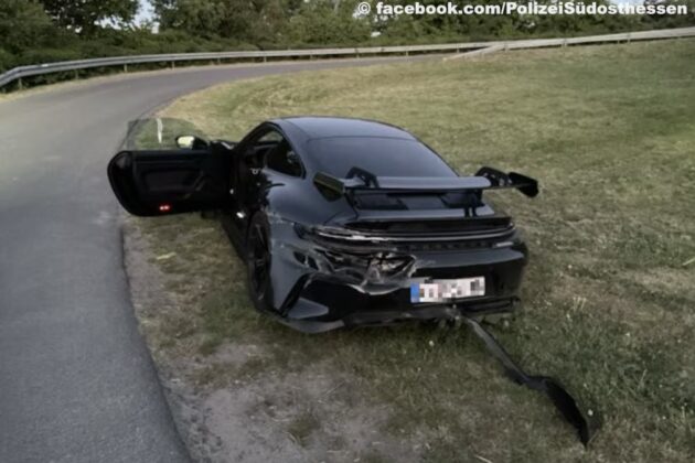 Porsche cu numere sârbești, abandonat pe un drum de țară din Germania ...