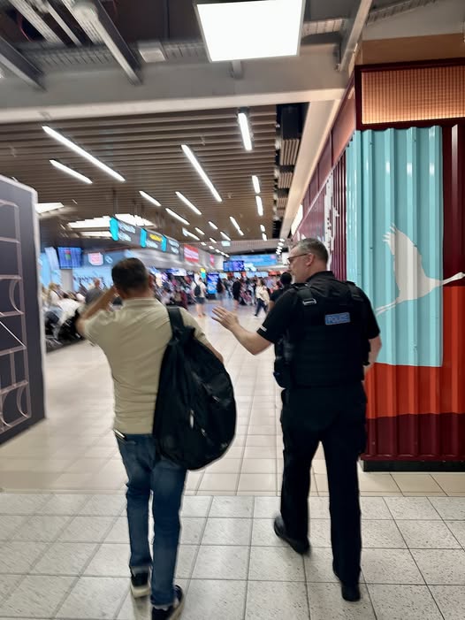 Român dat jos din avion la Londra după ce a furat ochelari de soare ...