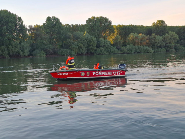 Mehedinți: Doi pescari salvați din Dunăre după ce ambarcațiunea lor s-a ...